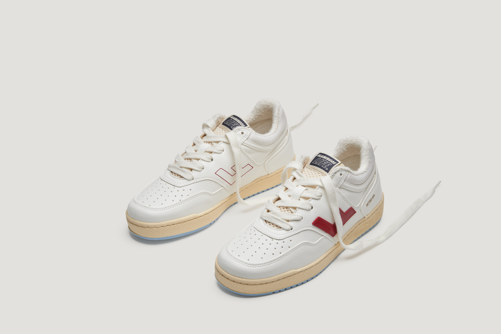 Baskets vegan en recyclé | blanc et rouge "retro 90s white cherry sky ...