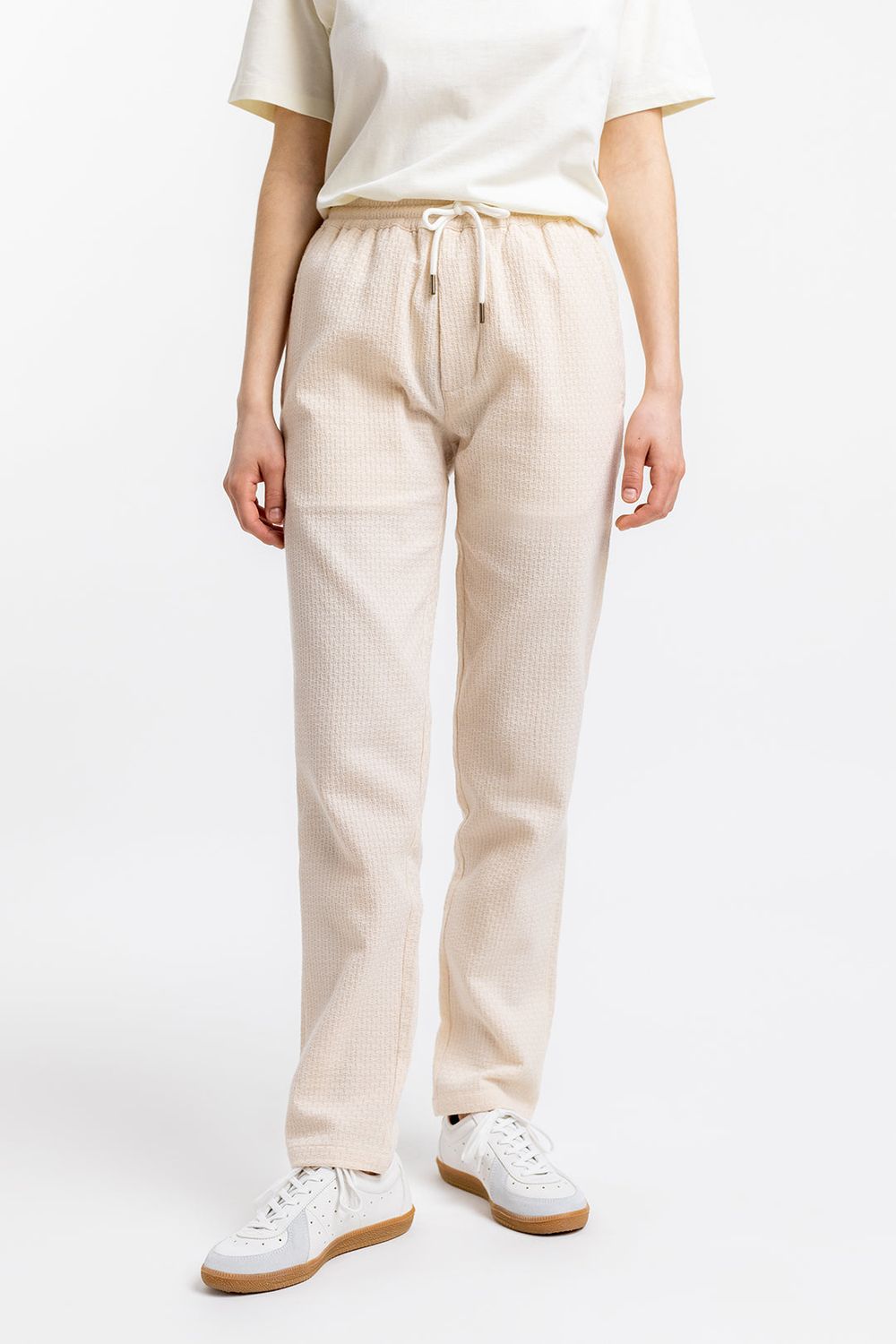 Pantalon beige texturé en coton bio - relaxed pant sand femme - Rotholz